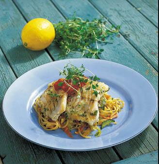 Marinerad torskfilé med nudlar och tomatsås - Hemmets Journal