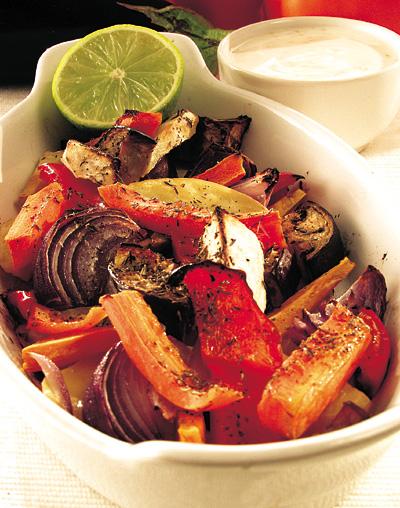 Potatis och rotsaker i ugn, med limeyoghurt - Hemmets Journal