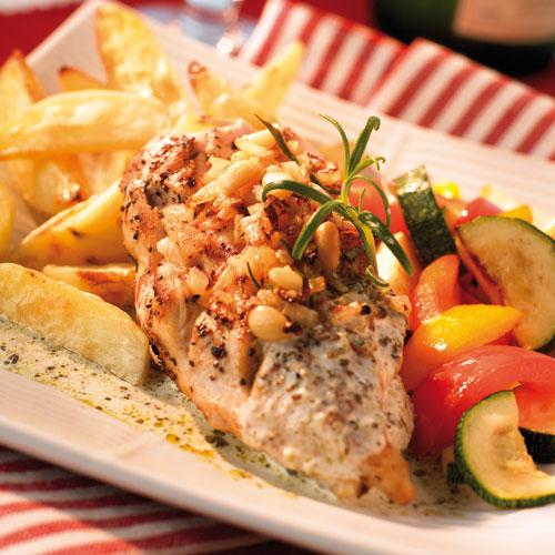 Kycklingfilé med pinjenötter - Hemmets Journal