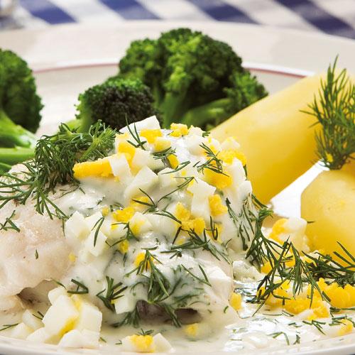 Kokt fiskfilé med ägg- och dillsås - Hemmets Journal
