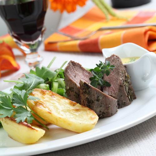 Örtkryddad lammytterfilé med calvados- och messmörssås - Hemmets Journal