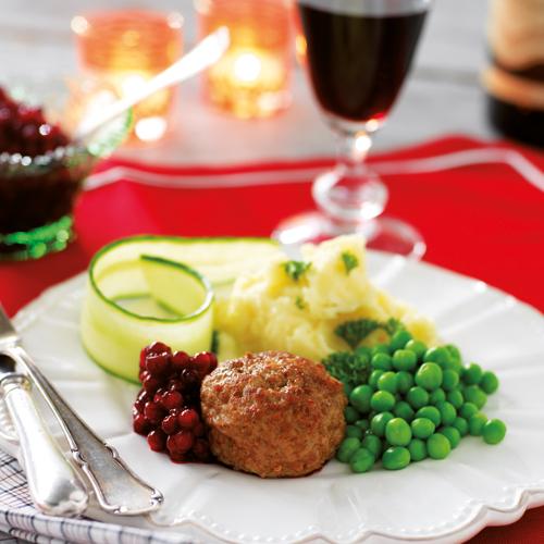 Wallenbergare med potatismos och rårörda lingon - Hemmets Journal