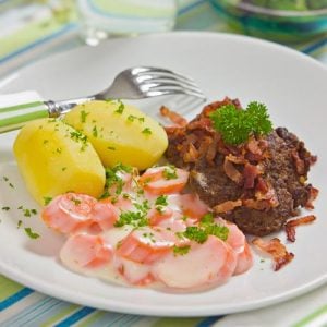 Mild leverbiff med baconkrisp och stuvade morötter - Hemmets Journal