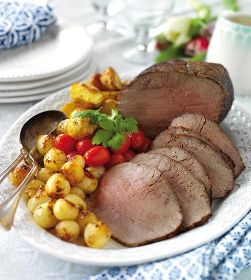 Rosbiff med rostad potatis och sockerstekt lök - Hemmets Journal