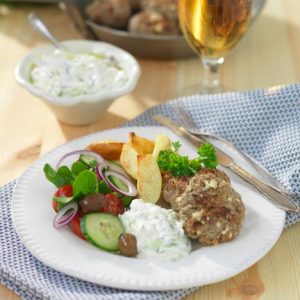 Grekiska färsbiffar med tzatziki - Hemmets Journal
