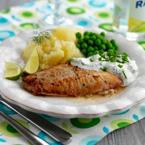 Stekt fisk med gurksås - Hemmets Journal