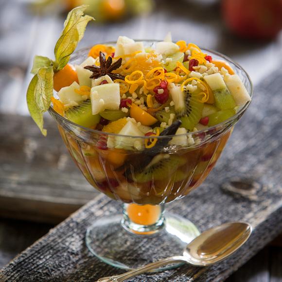 Kryddig fruktsallad med kanelgrädde - Hemmets Journal