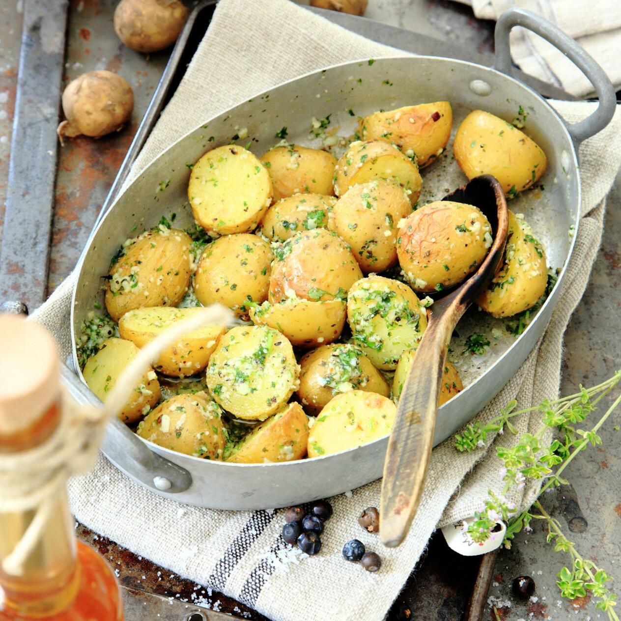 Ugnspotatis med enbärspesto - Hemmets Journal