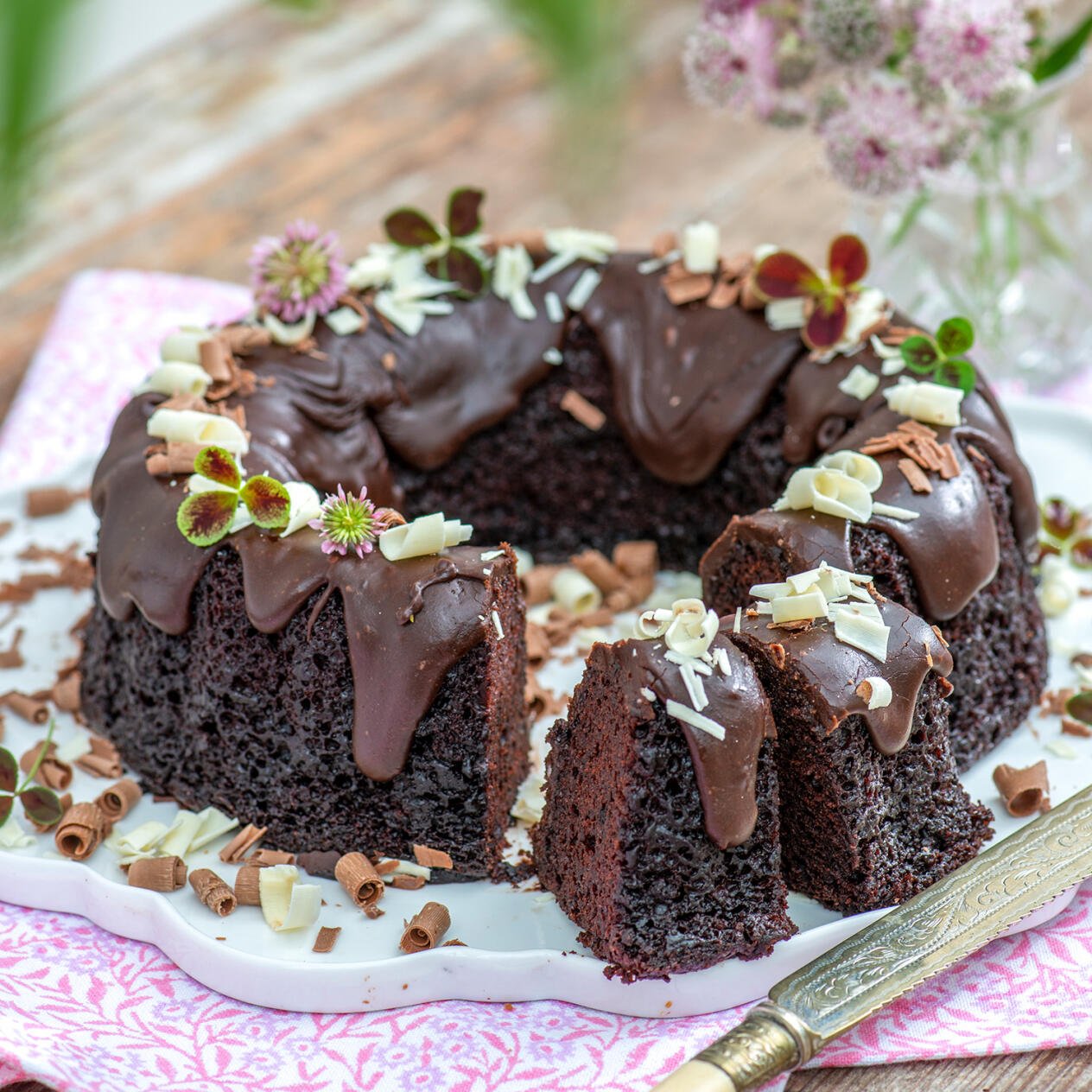 Saftig choklad­kaka med kaffe­glasyr - Hemmets Journal