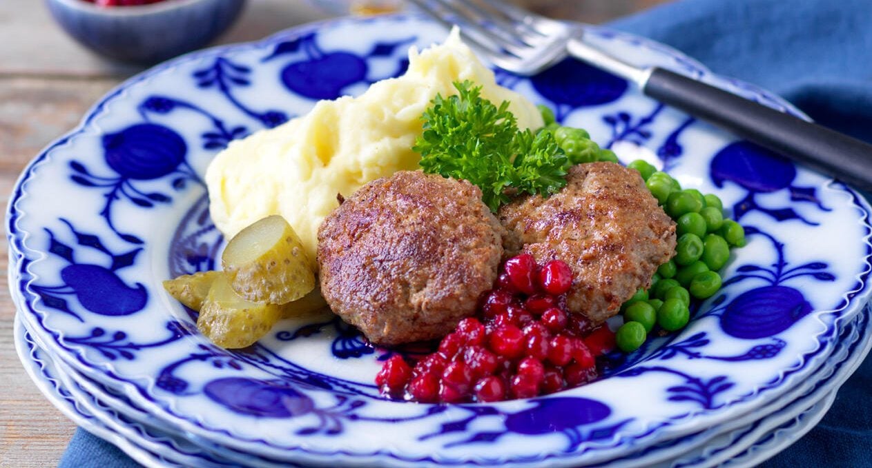 Wallenbergare med potatispuré och lingon - Hemmets Journal