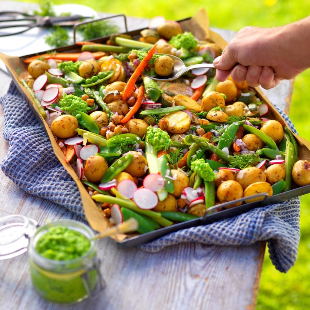 Rostad färskpotatissallad med primörer - Hemmets Journal