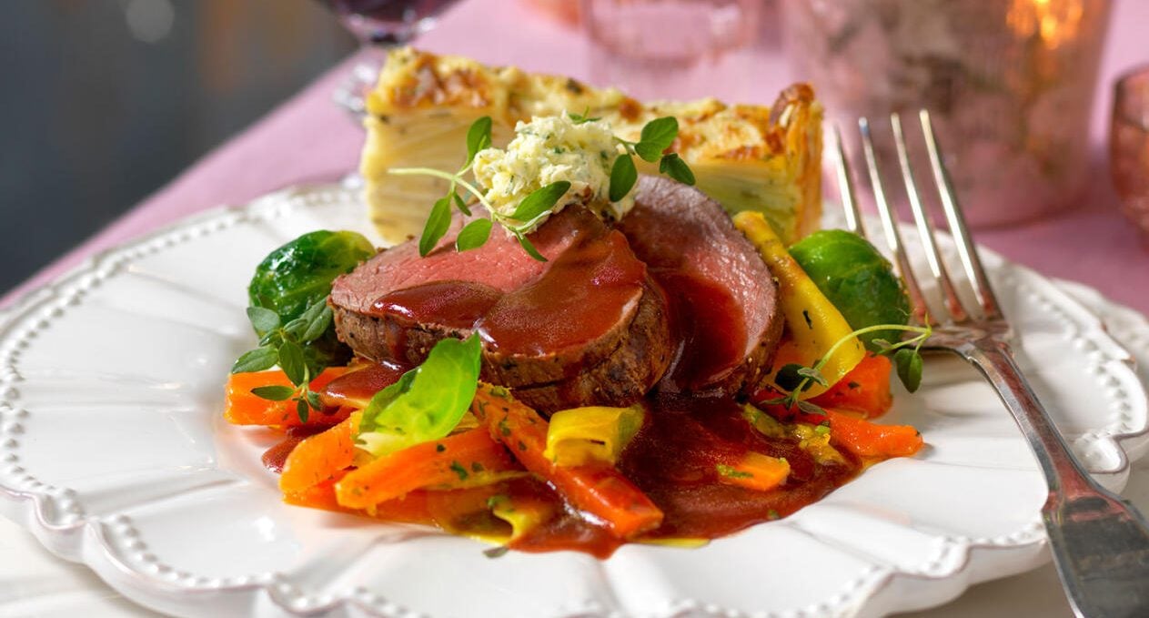 Oxfilé med ­madeirasås och ­potatisterrin - Hemmets Journal
