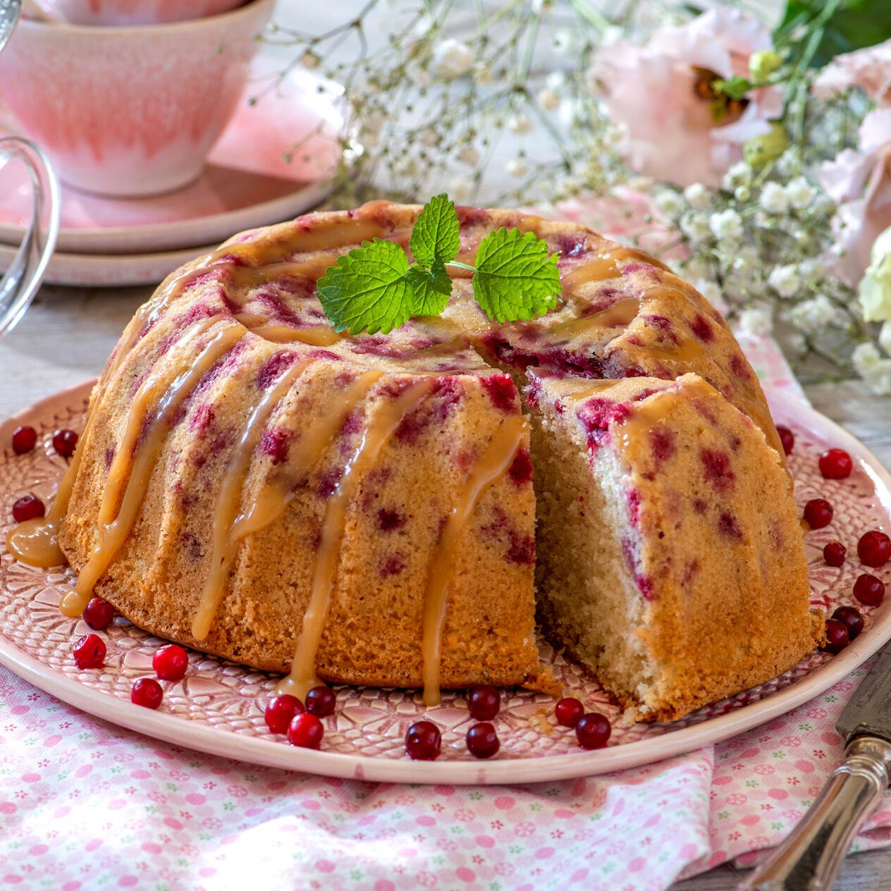 Sockerkaka med lingon och kolasås - Hemmets Journal