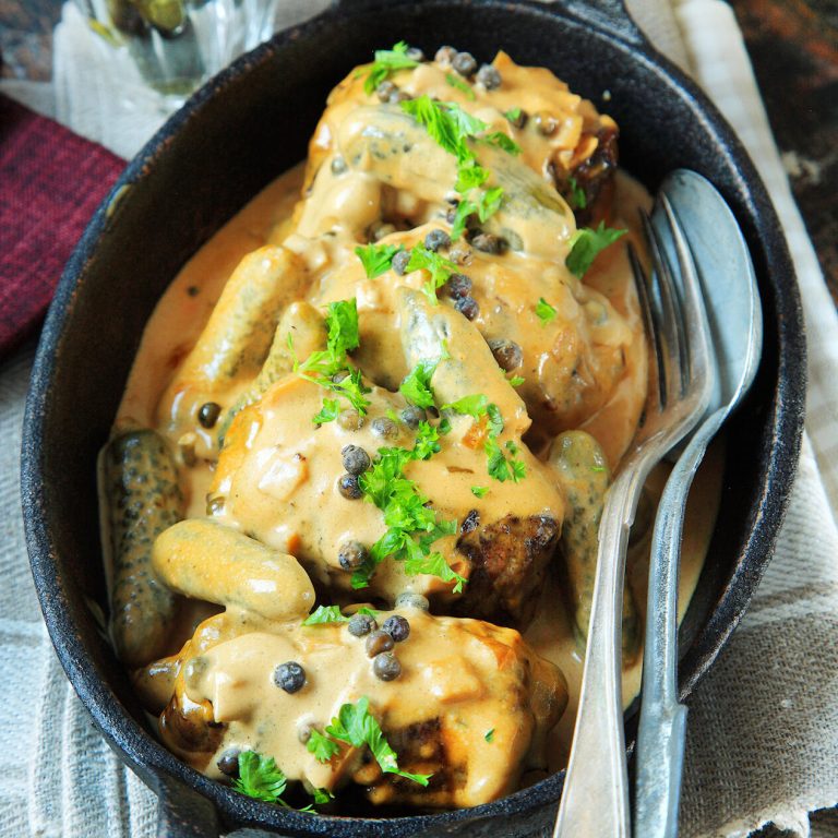 Ädelostfylld lövbiff med grönpepparsås - Hemmets Journal