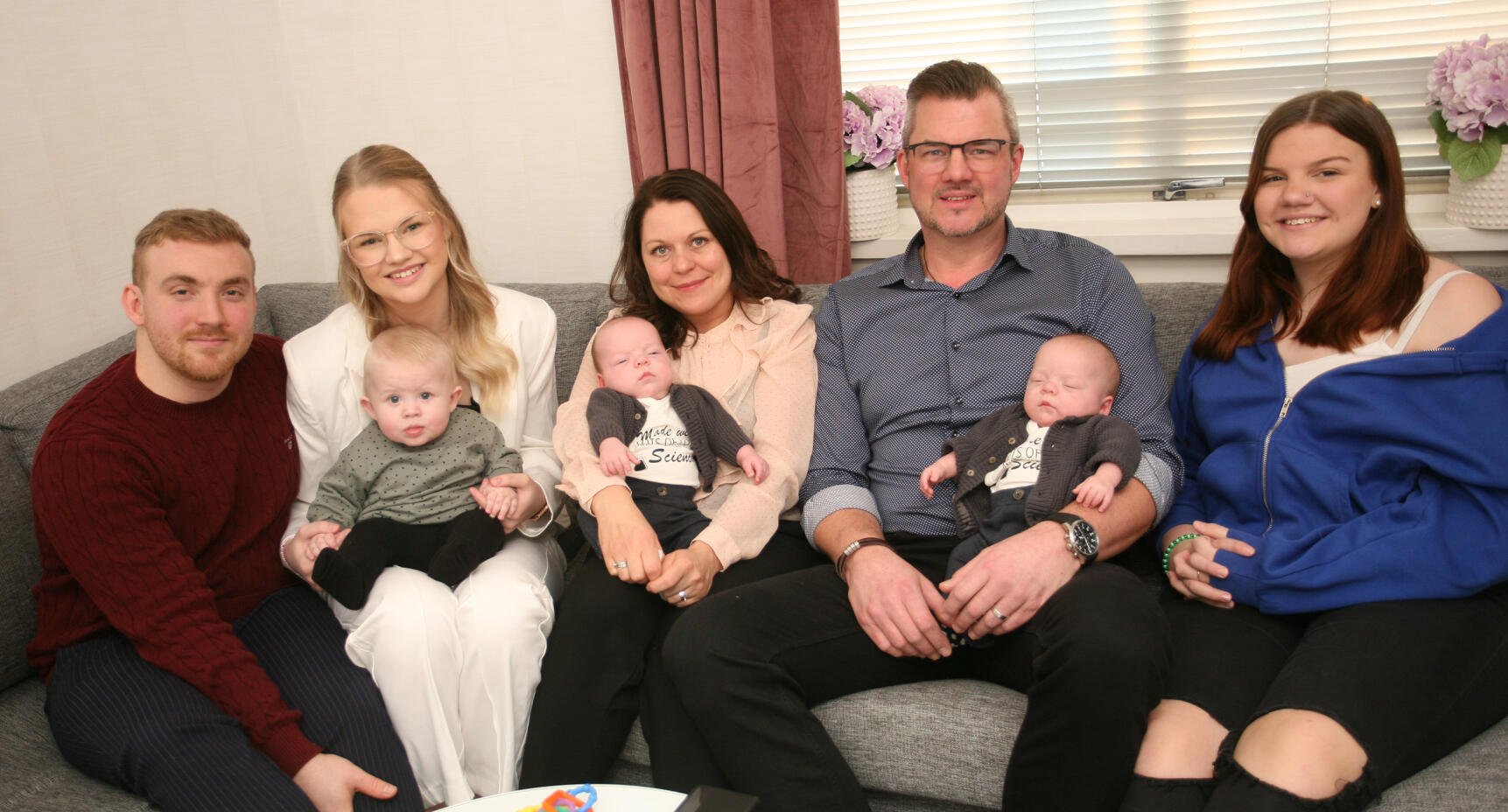 Marcus blev både tvillingpappa och morfar på tre månader