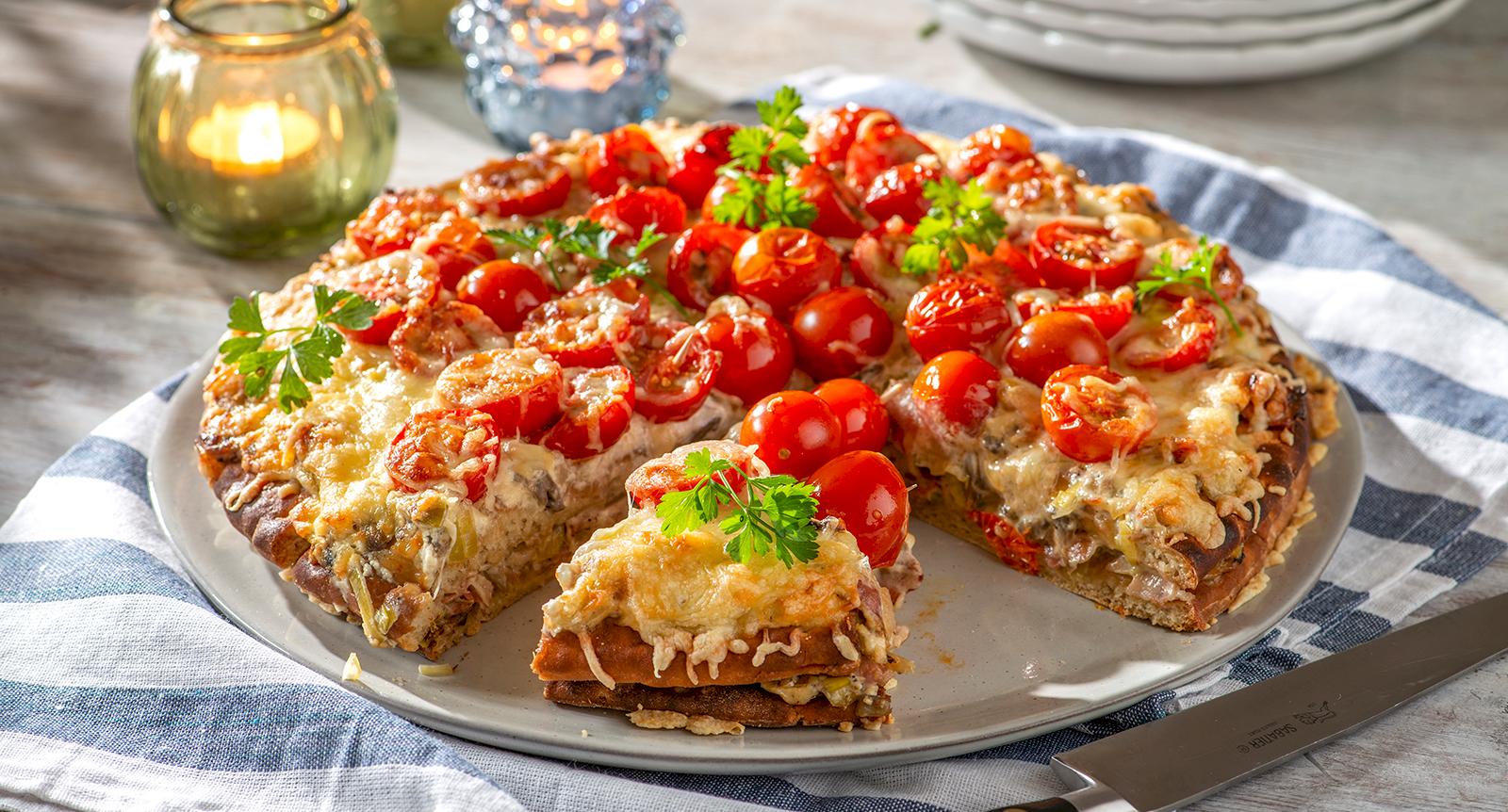 Varm smörgåstårta med bacon och champinjoner - Hemmets Journal