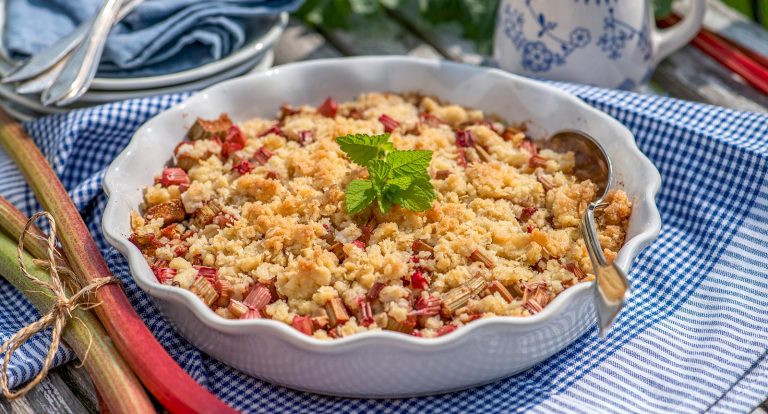 Enkel smulpaj med rabarber och kanel - Hemmets Journal