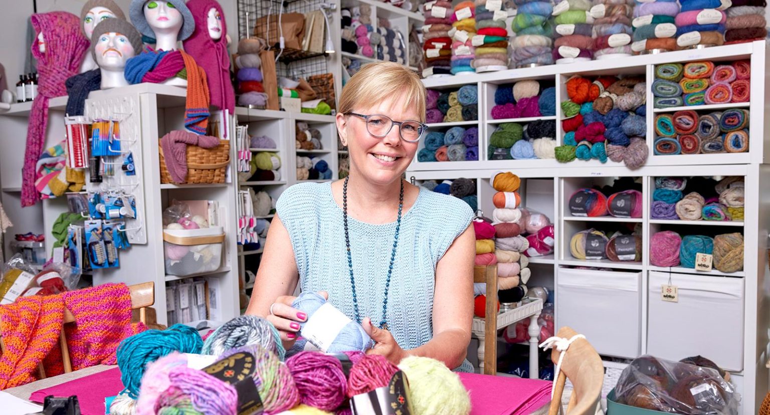 Eva driver rullande garnbutiken Schyssta nystan - Hemmets Journal