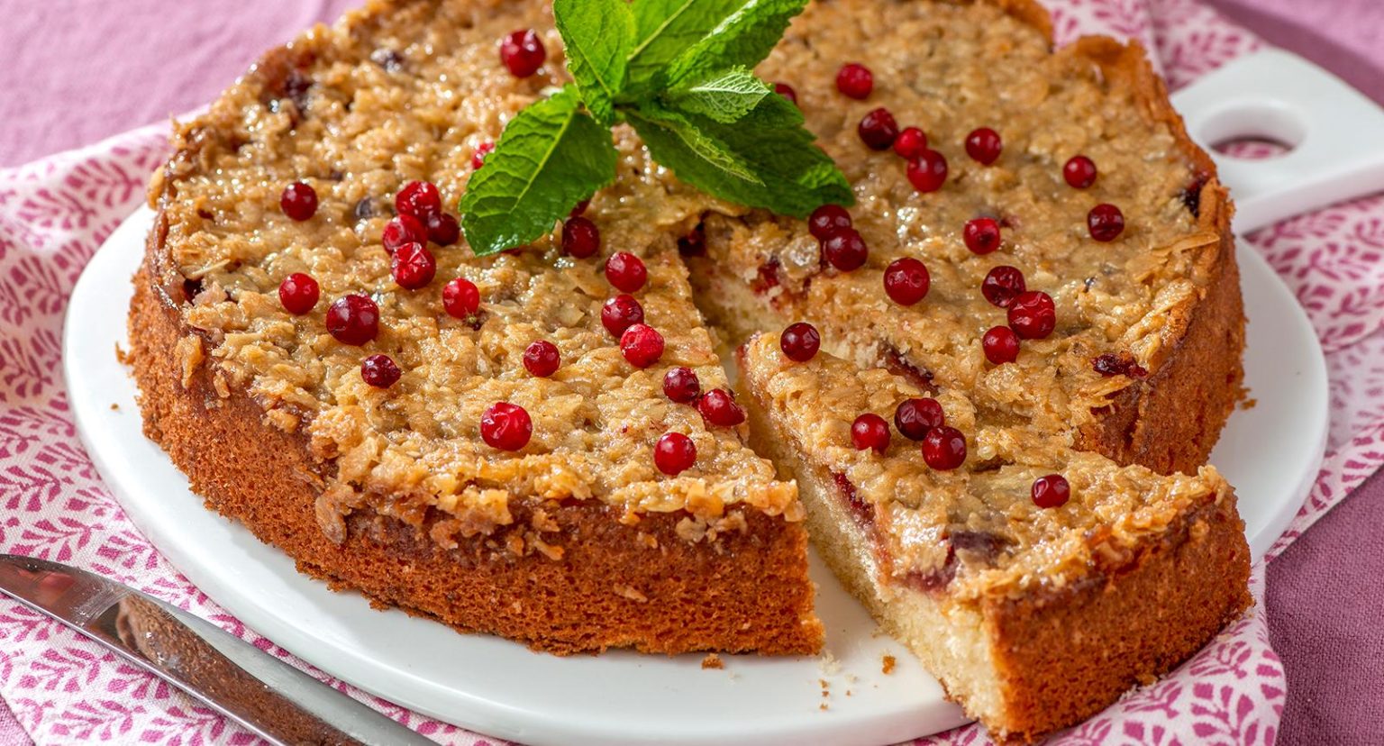 Lingonkaka med knäckig havretosca - Hemmets Journal