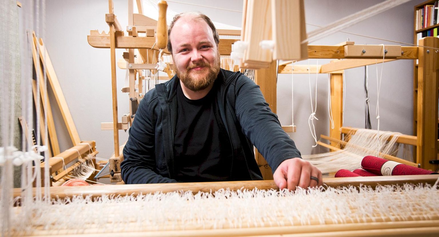 28-årige Carl-Johan väver för hand – till kungen och Nobelfesten