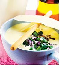 Färdiglagad soppa serverad med röd lök och örtkrydda - Icakuriren