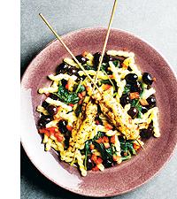 Innerfilé av kyckling tomatpestomarinerad, med oliv- och spenatpasta ...