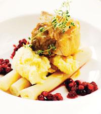 Buljongkokt spjäll serverat med potatismos, lingon och svartrötter ...