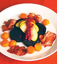 Blodpudding med morot, äpple, lingon och knaprig bacon - Icakuriren