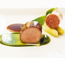 Kalvrostbiff med kalvkorv, vit sparris ramslökskräm och citronsky ...