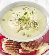 Potatis- och purjosoppa och dubbelmackor med ost - Icakuriren