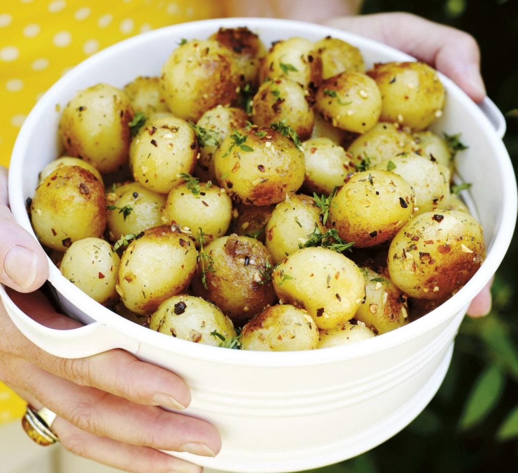 Rostad färskpotatis med chili och vitlök - Icakuriren