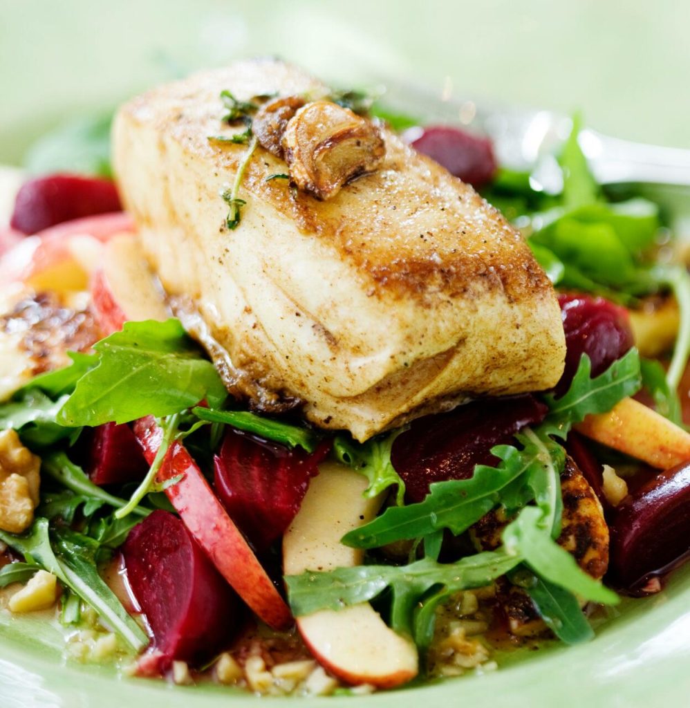 Stekt hälleflundra med rödbetor och äpple samt honungsvinägrett och ...