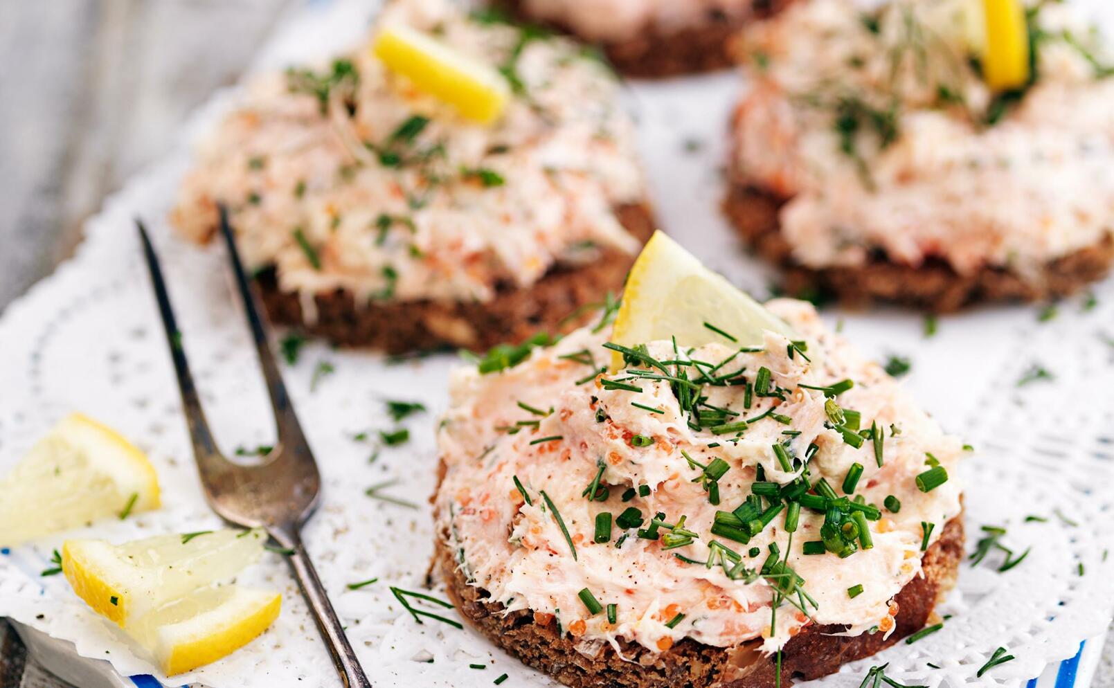 Varmrökt laxröra på rågbröd - Icakuriren