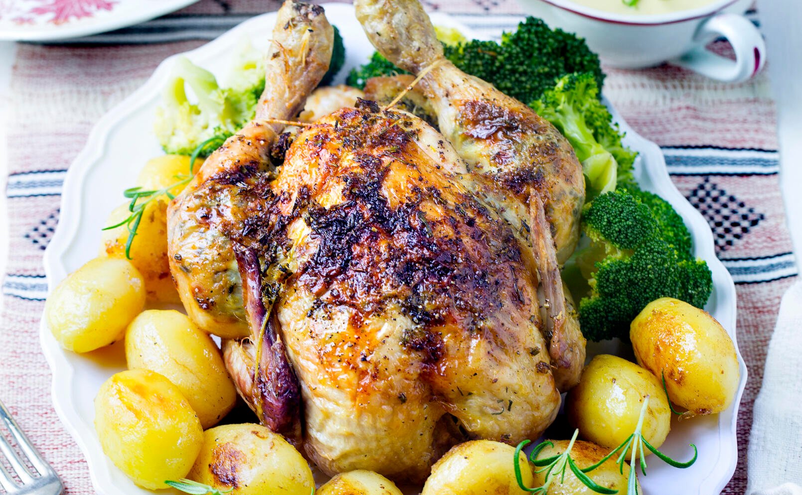 Hel kyckling med rosmarinsmör - Icakuriren
