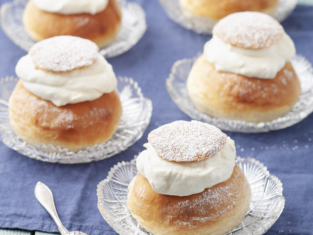 Världens godaste hembakade semlor - med 4 olika härliga fyllningar ...