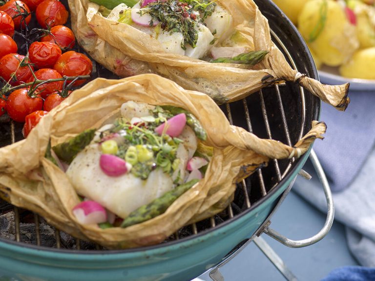 Fiskpaket med örtsmör och primörer - Icakuriren