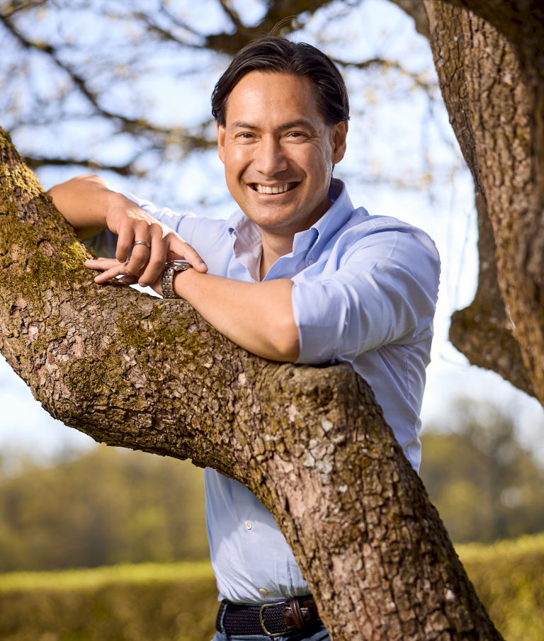 Psykiatern Simon Kyaga skrev bok om visdom med sin mamma