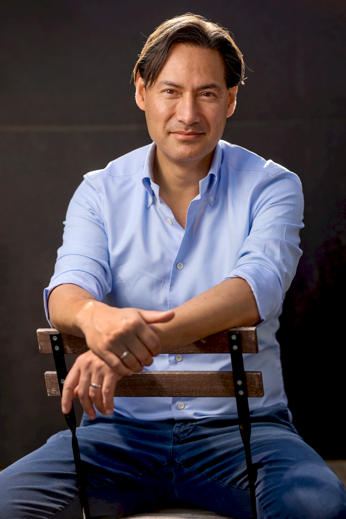 Psykiatern Simon Kyaga skrev bok om visdom med sin mamma