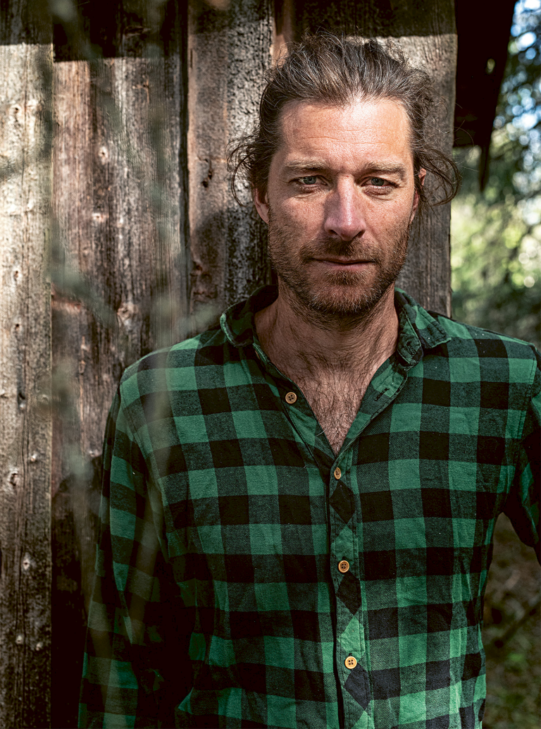 Markus bodde ensam i tält i fyra år – nu har han byggt stuga till hela ...